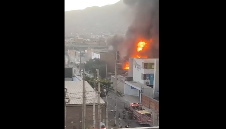 Feroz incendio arrasa fábrica y viviendas en San Juan de Lurigancho ...