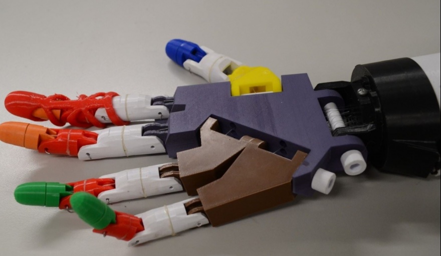 Estudiantes peruanos crean prótesis de mano accesible con solo 500 ...